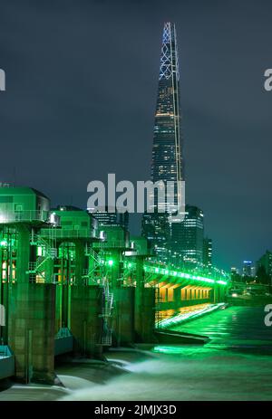 Night view of Jamsil bridge, Lotte World Tower skyscraper and Han River ...