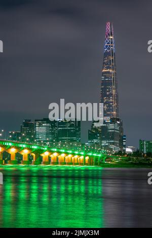 Night view of Jamsil bridge, Lotte World Tower skyscraper and Han River ...