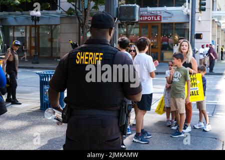 Seattle, USA. 28 Jul, 2022. A hired armed Sheriff outside walgreens in ...