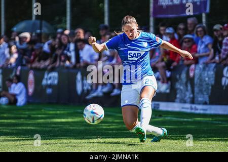 Melissa Koessler (Hoffenheim, #25) in a duel with Elisa Senß (Eintracht ...