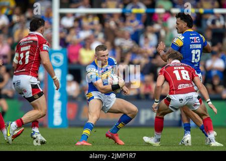 Harry Newman #3 of Leeds Rhinos kicks the ball forward during the ...