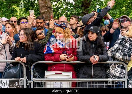 People Standing Along The Mall Watching The Queen's Birthday Parade ...
