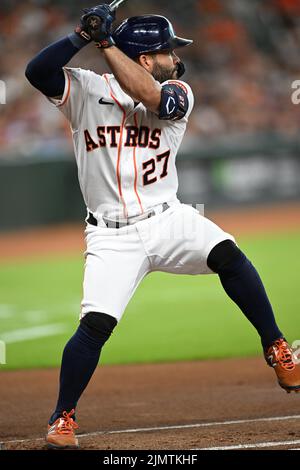 Houston Astros' Jose Altuve hits a single against the Chicago White Sox during the third inning ...