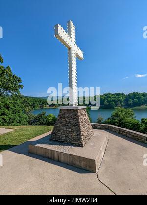 Lake Junaluska cross in western north Carolina Stock Photo - Alamy