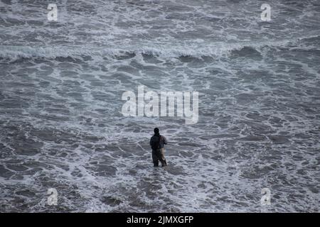 Maitencillo, Valparaiso, Chile. 6th Aug, 2022. A couple walks on the ...
