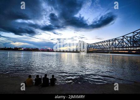 Kolkata, India. 07th Aug, 2022. Local travelers sit on the stairs of ...
