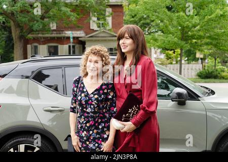 13: THE MUSICAL, (aka THIRTEEN: THE MUSICAL), from left: Gabriella Uhl ...