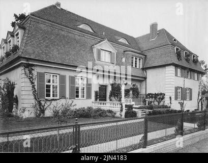 Landhaus Karl Zöllner, Berlin-Schmargendorf: street view, entrance door and garden gate (from ...