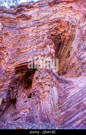 Twisted rock at Hamersley Gorge, Karijini National Park Stock Photo - Alamy
