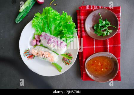 Goi cuon is a traditional spring roll from Vietnam (Vietnamese food ...