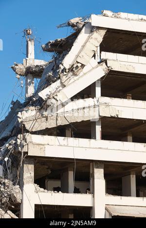 Building destroyed by earthquake. War disaster. Demolition Stock Photo ...