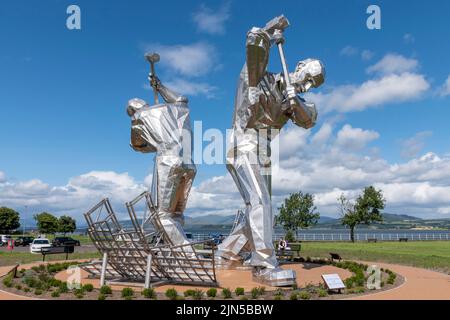 “The Skelpies”, “The Shipbuilders of Port Glasgow” sculpture by John ...
