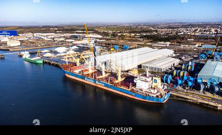 Tanker discharging cargo at port Stock Photo - Alamy