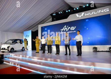 BEKASI, Aug. 9, 2022 (Xinhua) -- A Wuling Air EV car is pictured during ...