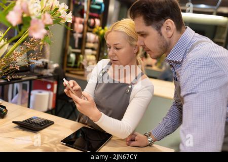 bouquet, packing, florist, bouquets, florists Stock Photo - Alamy