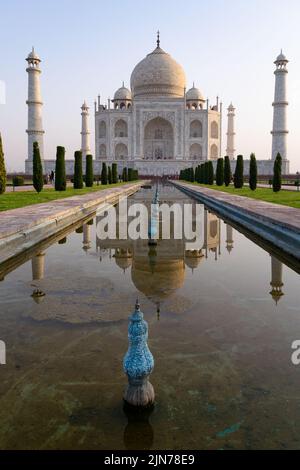 A vertical shot of the Taj Mahal, a monument in Agra, India Stock Photo ...
