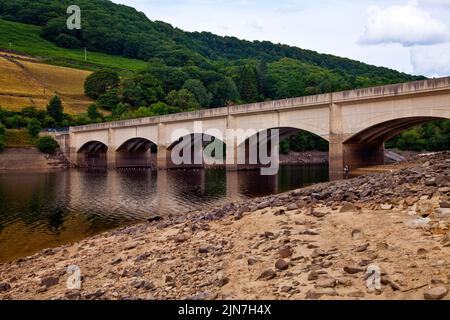 Dry drought conditions at ladybower reservoir Stock Photo - Alamy