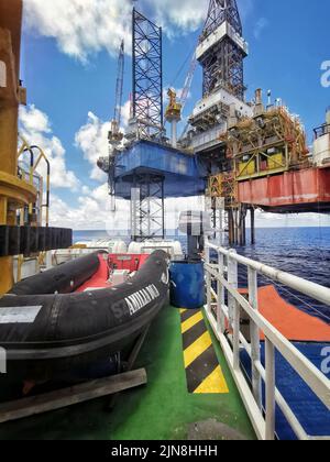 vessel approaching 500 meter zone to oil platform after received ...