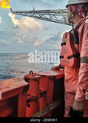 vessel approaching 500 meter zone to oil platform after received ...
