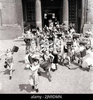 Hinein in die großen Ferien - Kinder stürmen am letzten Schultag aus ...