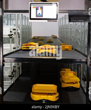 3D vertical Sorting robot system in modern warehouse Stock Photo - Alamy