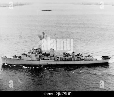 Thai frigate Pin Klao (DE-1) underway off New York City (USA) on 6 ...