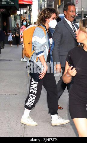 TATIANA MASLANY in SHE-HULK: ATTORNEY AT LAW (2022), directed by KAT ...