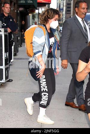 TATIANA MASLANY in SHE-HULK: ATTORNEY AT LAW (2022), directed by KAT ...