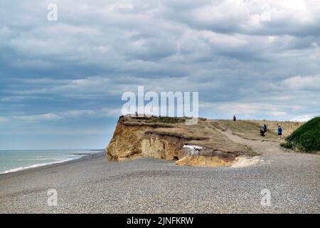 Weybourne shingle beach and cliffs Stock Photo - Alamy