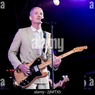 Dan Gillespie Sells and his band The Feeling perform dressed as The ...