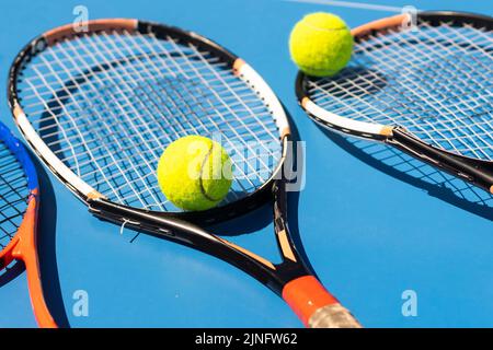 a broken tennis racket blue tennis court Stock Photo - Alamy