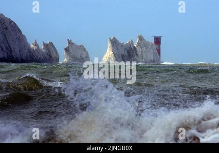 THE NEEDLES , THE NEEDLES LIGHTHOUSE, ISLE OF WIGHT PIC MIKE WALKER ...