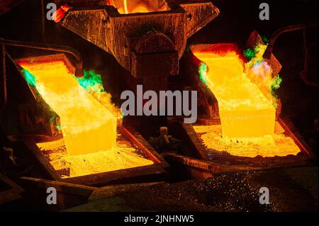 Filling form with copper for anodes on casting wheel Stock Photo - Alamy