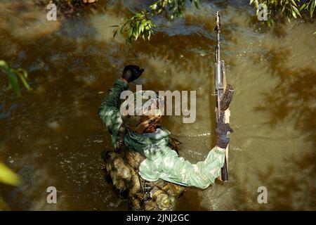 Full military experience - One day commando - running through the water ...