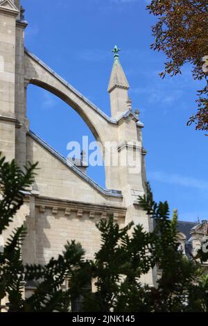 Arc-boutant gothique. Eglise Saint-Clodoald. Saint-Cloud. Ile-de-France ...