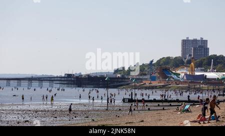 A family on Jubilee Beach in Southend Stock Photo - Alamy