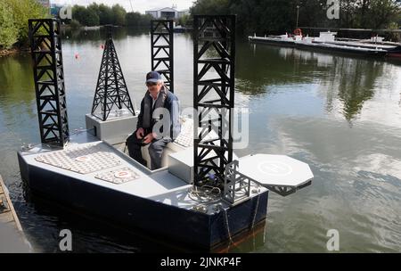SENIOR LECTURER GORDON MAXWELL PUTS THE NEW £100,000 MODEL OIL RIG ...