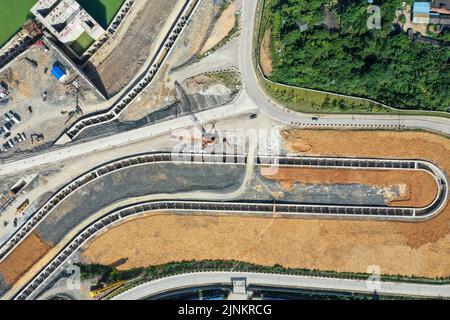 (220812) -- NANNING, Aug. 12, 2022 (Xinhua) -- Researchers check fish ...