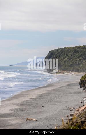 Rapahoe is a black sand/shingle beach located 12 km north on State ...
