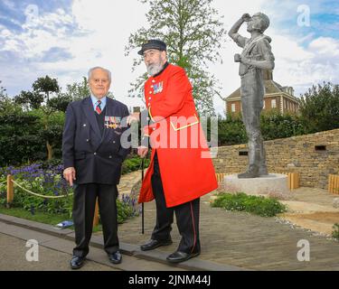 WW2 RAF veteran Lt Colin Bell, 102 yrs, with the sculpture of a young ...