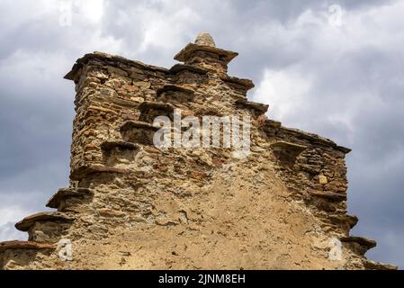 Typical construction of stepped facades and traditional Aranese roofs ...