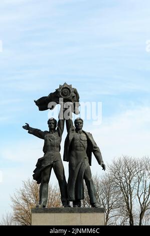 A bronze statue depicting Russian and Ukrainian workers holding up the ...