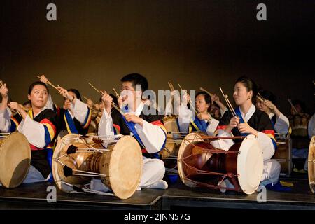 Korean folk dance musicians Stock Photo - Alamy