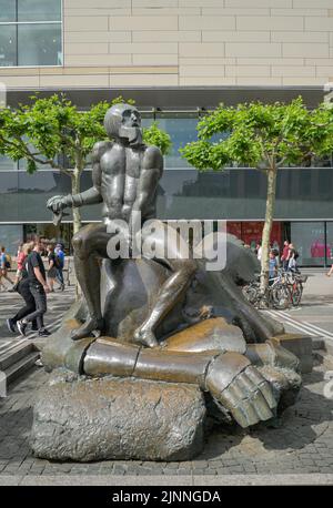Bronze sculpture David and Goliath, sculpture by Richard Hess ...