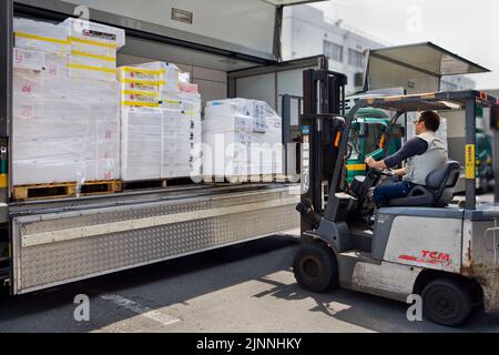Worker loads frozen fish Tsukiji Tokyo Japan.tif Stock Photo - Alamy