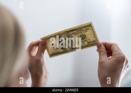 Watermark on new hundred dollar bill Stock Photo - Alamy
