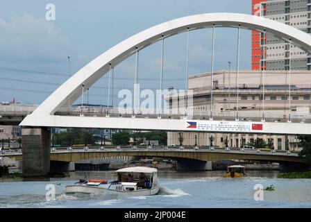 Boat crossing Pasig River, Manila, Philippines Stock Photo - Alamy