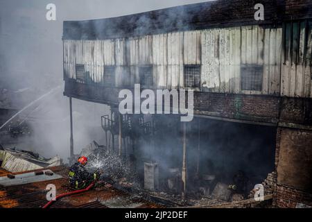 Dhakas, Bangladesh. 15th Aug, 2022. A firefighter tries to extinguish a ...