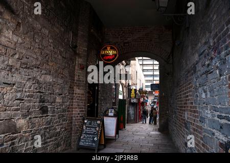 Ireland, Dublin, the Merchant's Arch Pub entrance in the Temple Bar ...