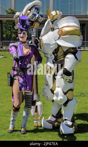 Mad Moxxi (l) cosplayers posing as the character from Borderlands, with ...